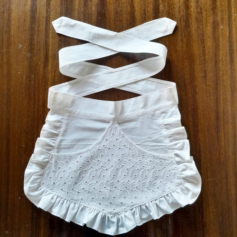 White Half Apron With Pocket: Maid Apron, Hostess & Waitress Costume ...