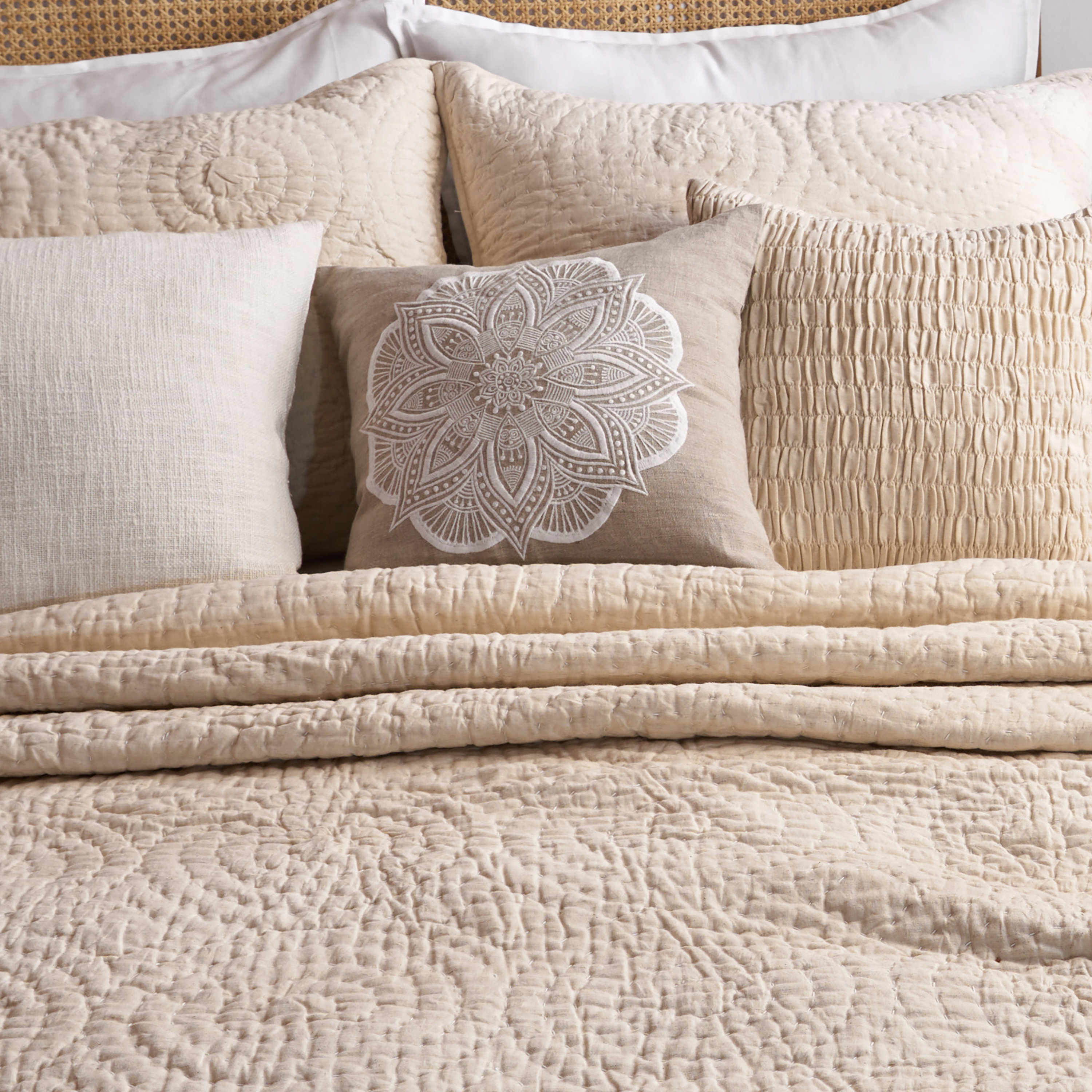 BEIGE Cotton Linen Kantha Quilts With Circle Pattern Quilting, Sizes ...