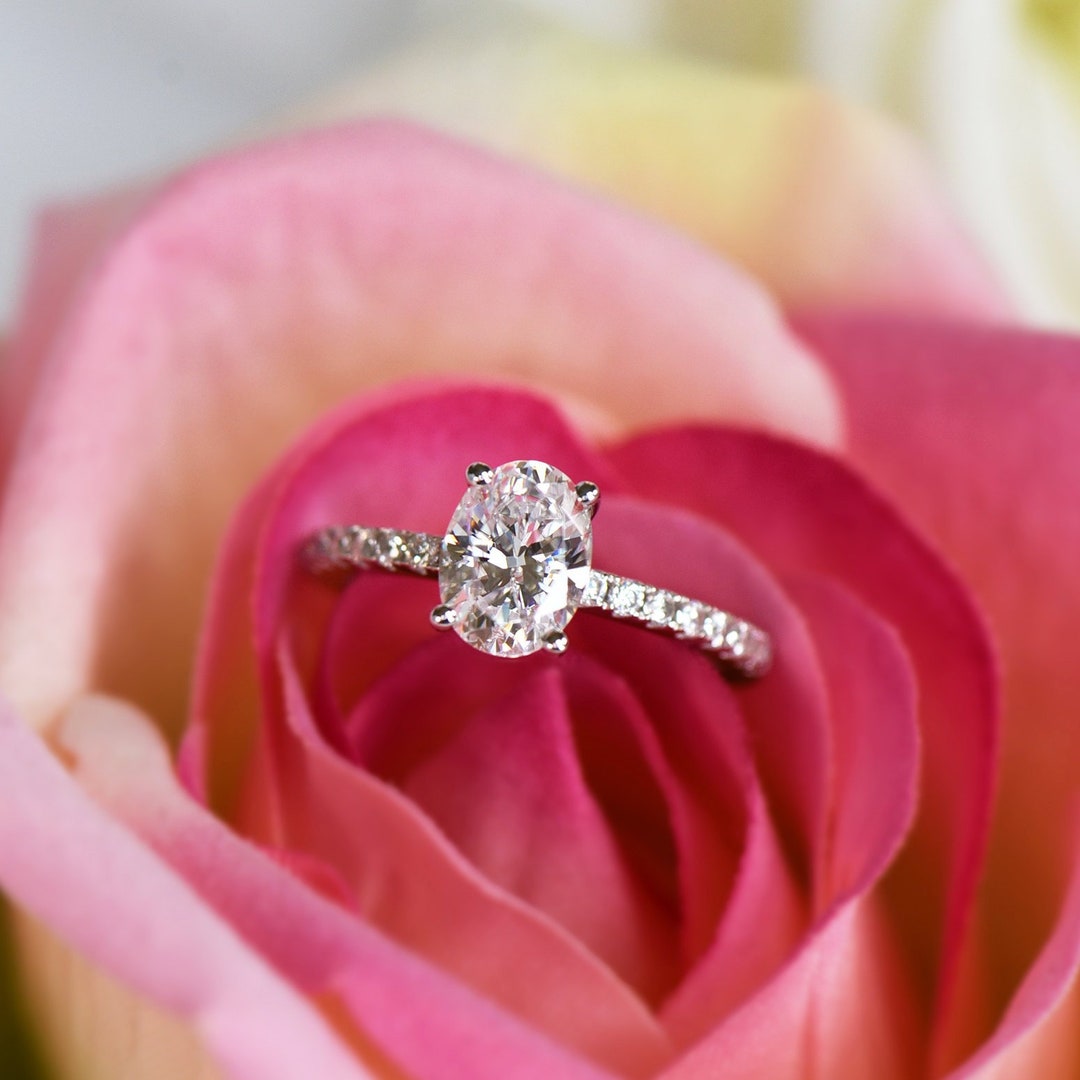 10k Solid White Gold 1.25 Ctw Oval Accented Solitaire Engagement Ring ...