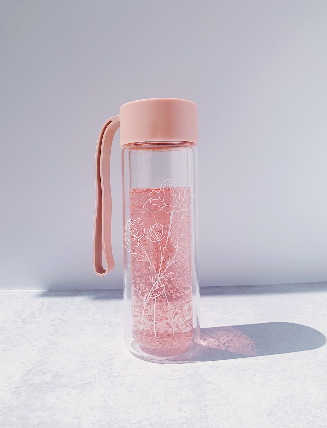 Botella de agua de vidrio rosa de doble pared. | Etsy