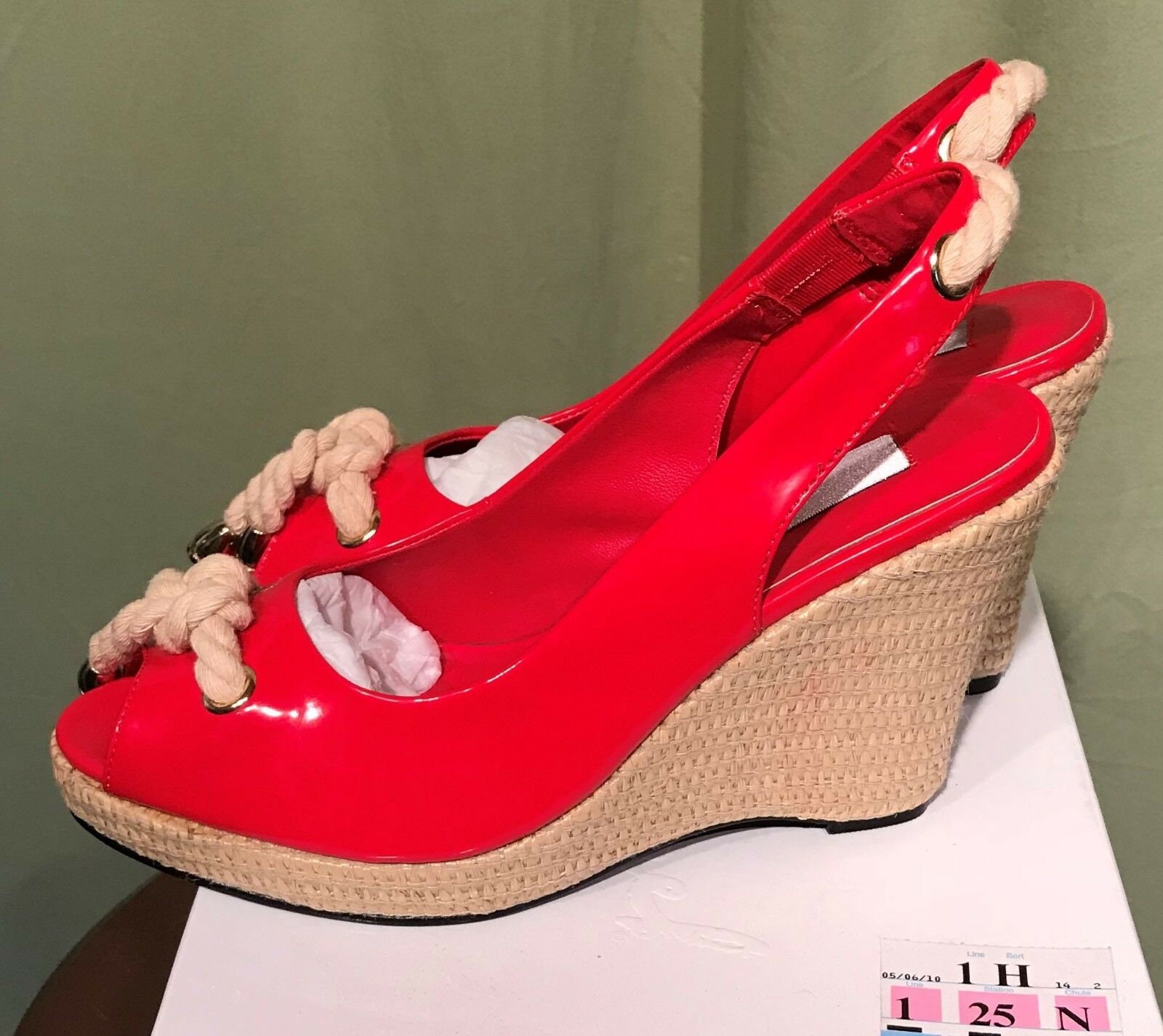 Red Wedges With Bow