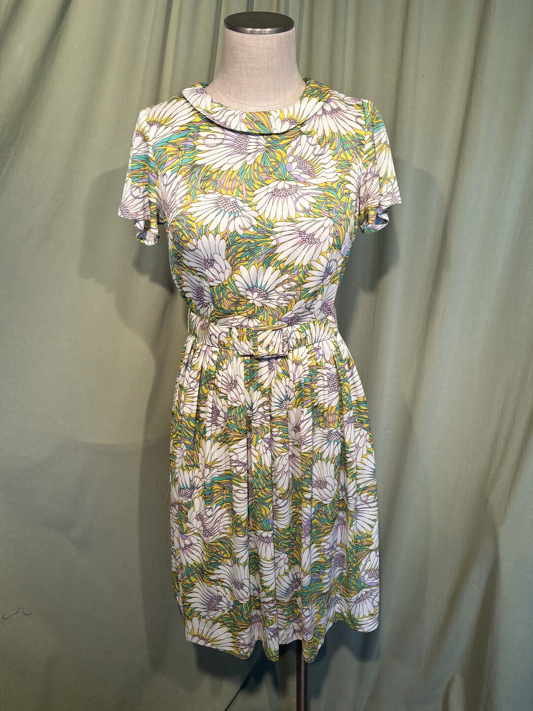 Sweet Original Vintage Early 60s Crazy Daisy Print Short Sleeve Belted ...
