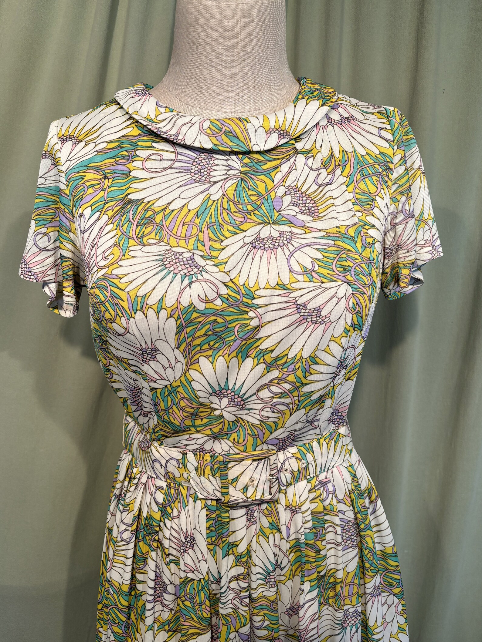 Sweet Original Vintage Early 60s Crazy Daisy Print Short Sleeve Belted ...