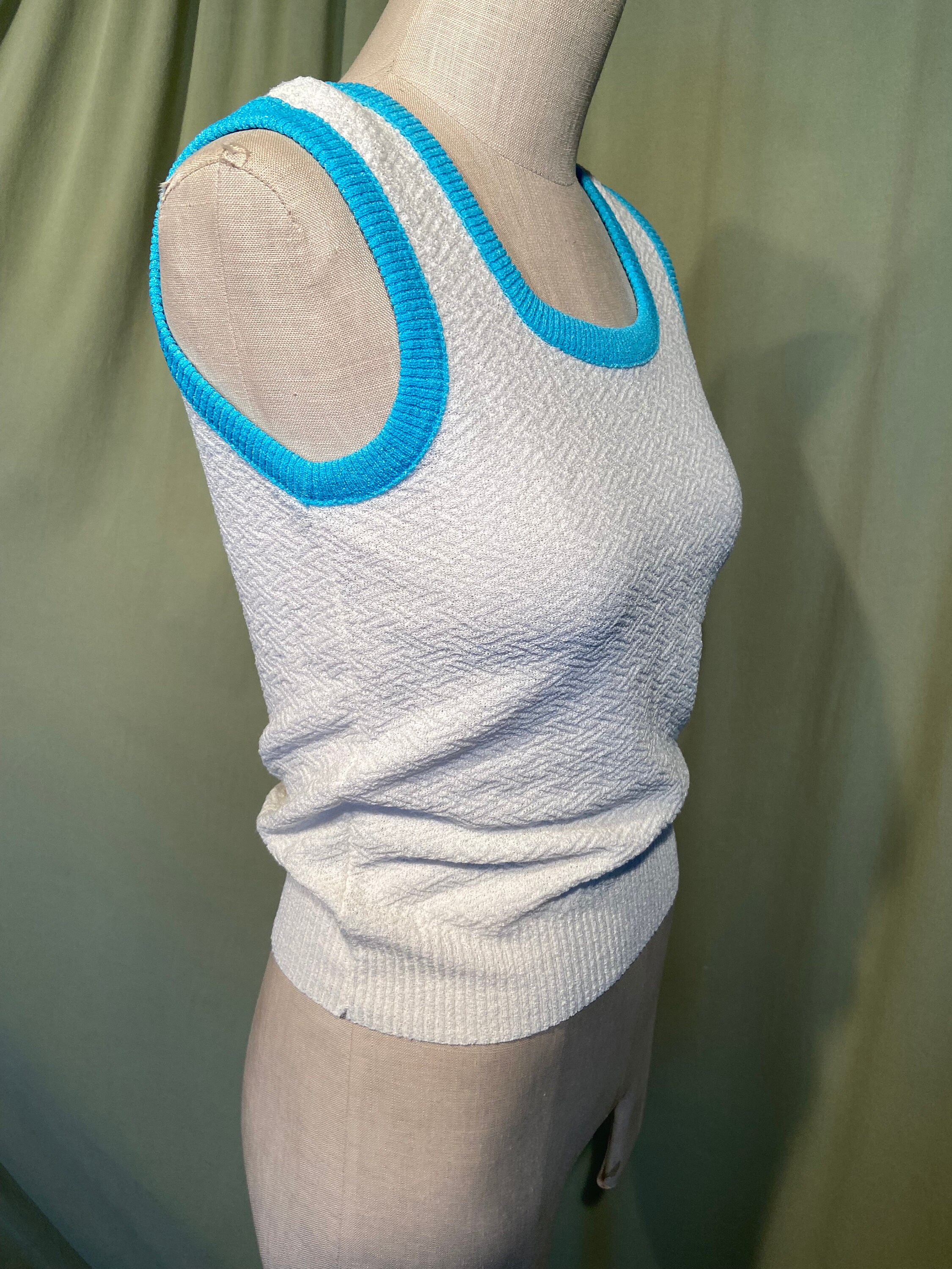 Cute Original Vintage 70s Talbott Travler Sleeveless White Poly Zig Zag ...