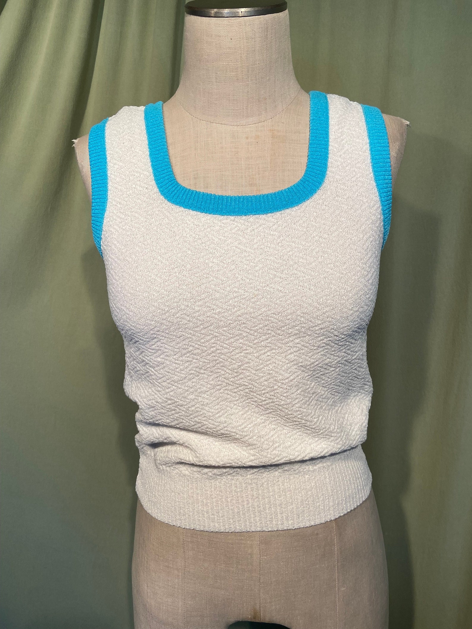 Cute Original Vintage 70s Talbott Travler Sleeveless White Poly Zig Zag ...