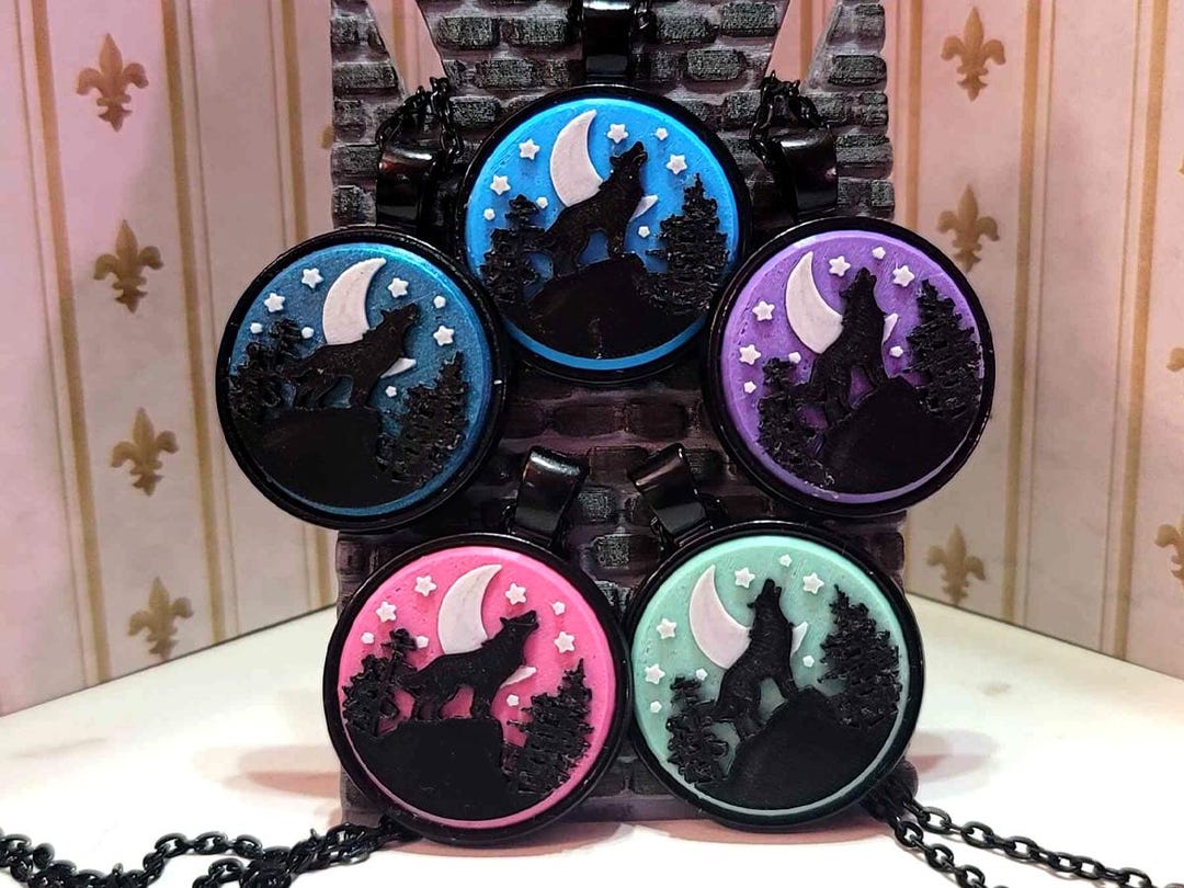 Howling Wolf Pendant (18" & 24" Black Chains) - Etsy