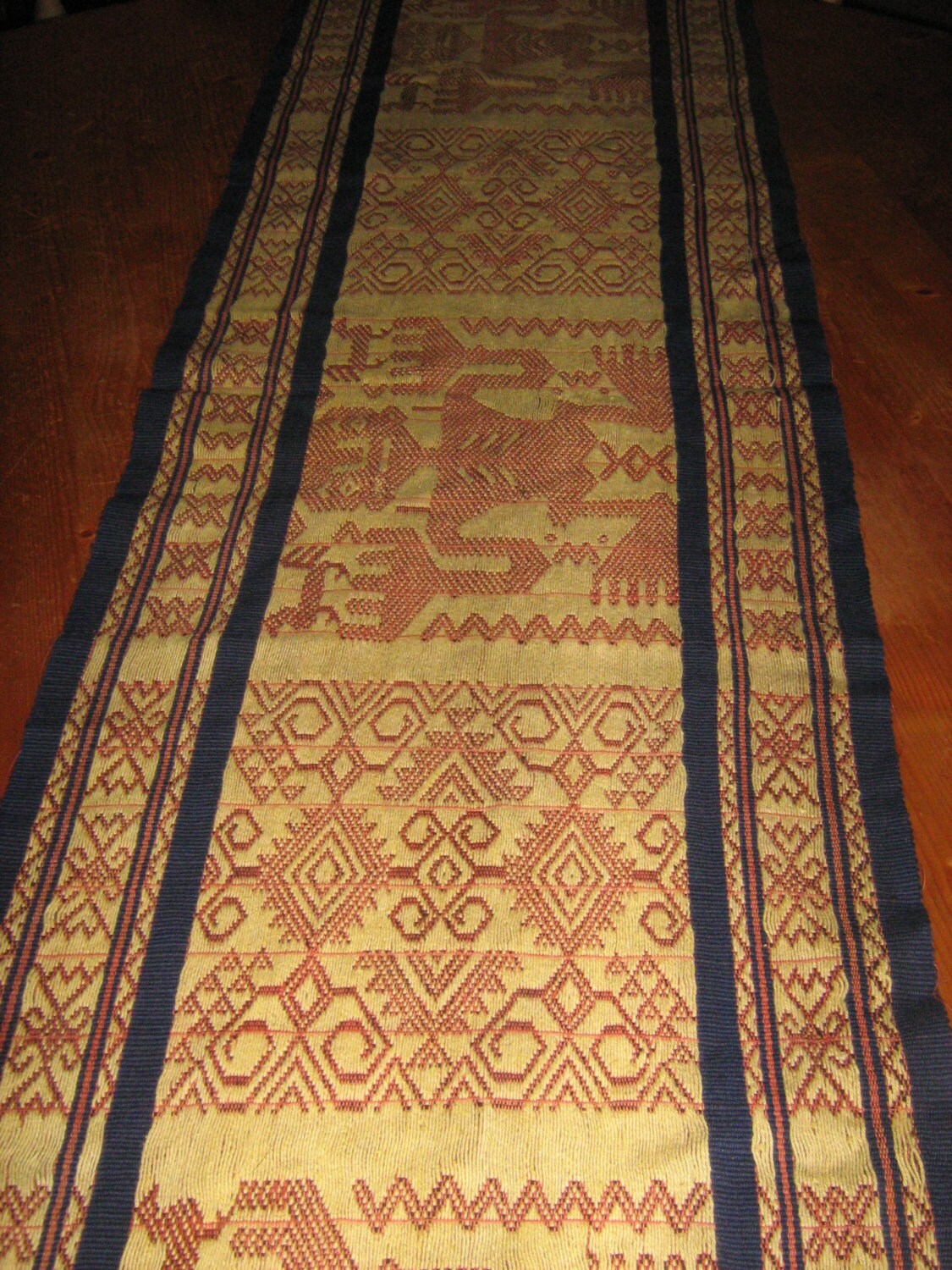 Stunning Vintage Table Runner. | Etsy