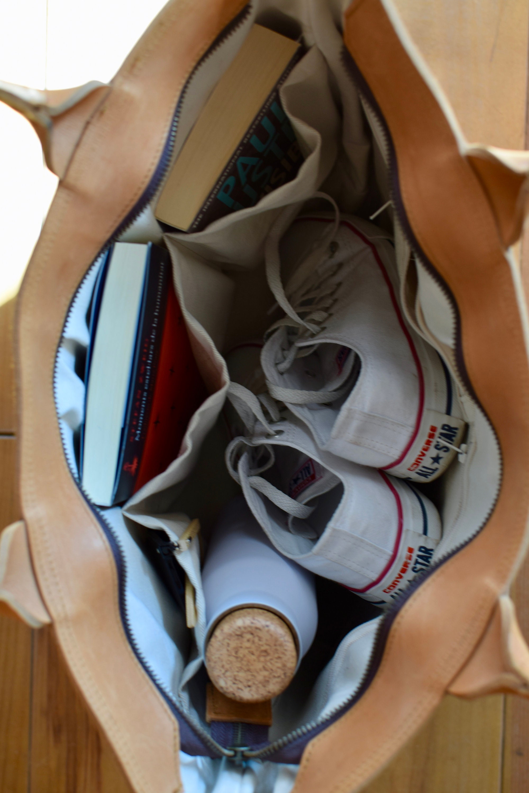 Leather tote bag with zipper and inside lining. Shoulder bag. Camel ...