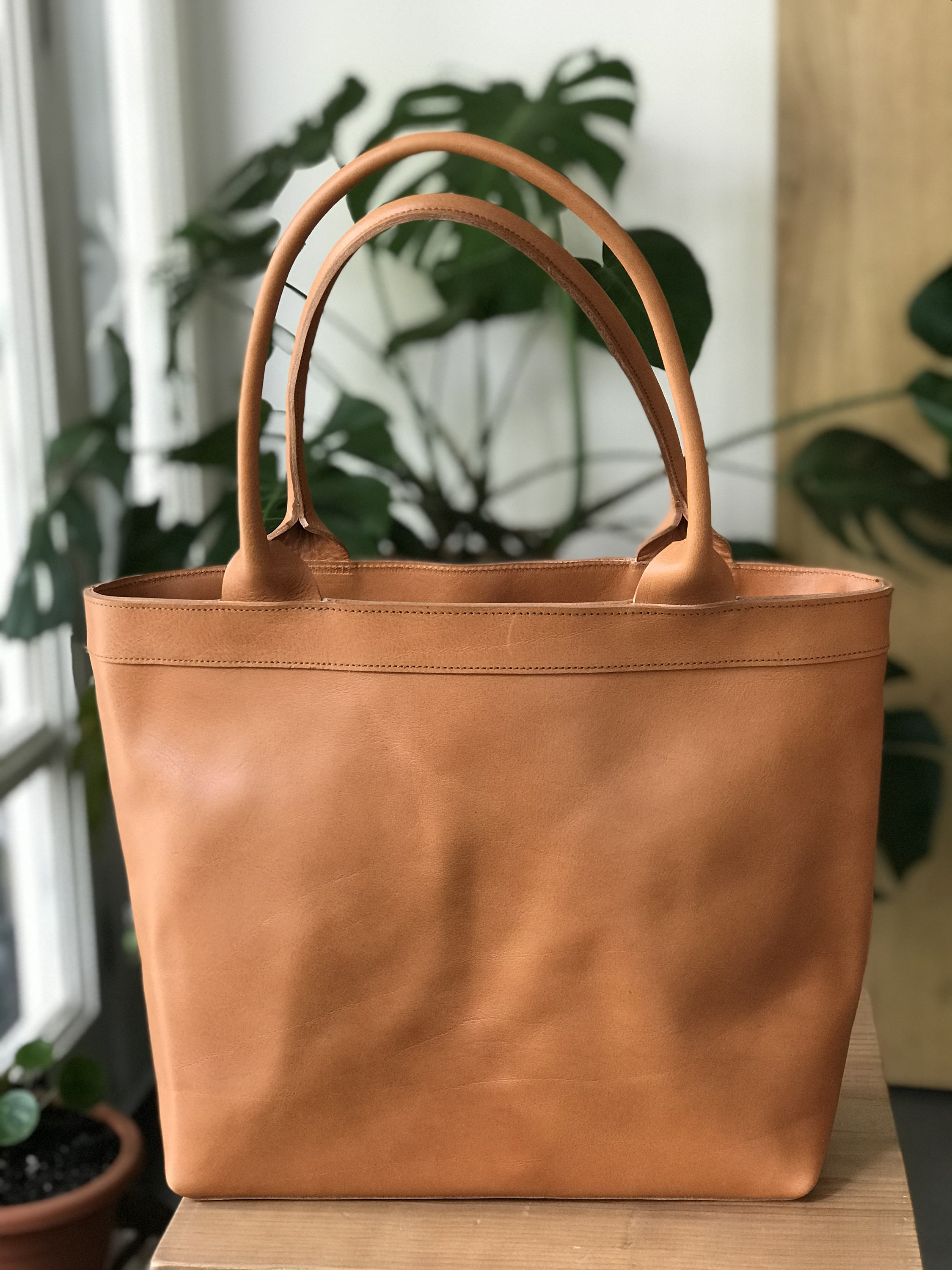Leather tote bag with zipper and inside lining. Shoulder bag. Camel ...