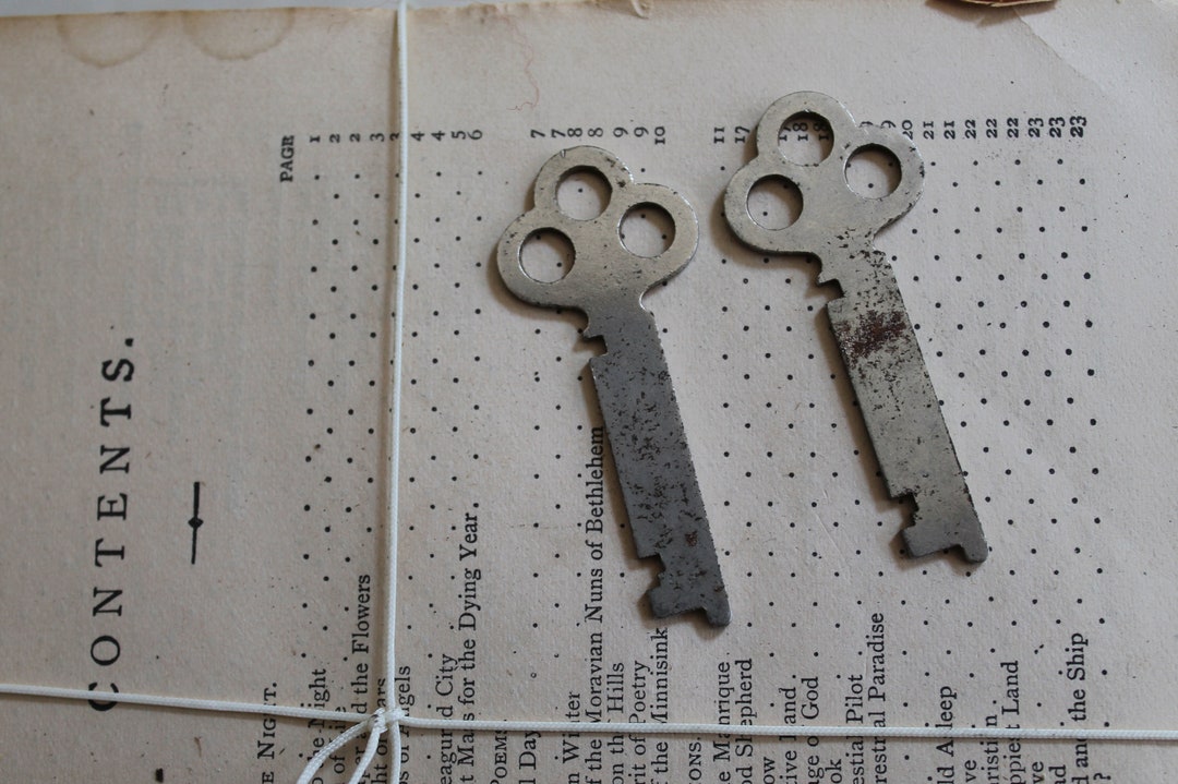 Vintage 2 Small Silver Metal Lock Keys, Small Flat Lock Box Keys ...