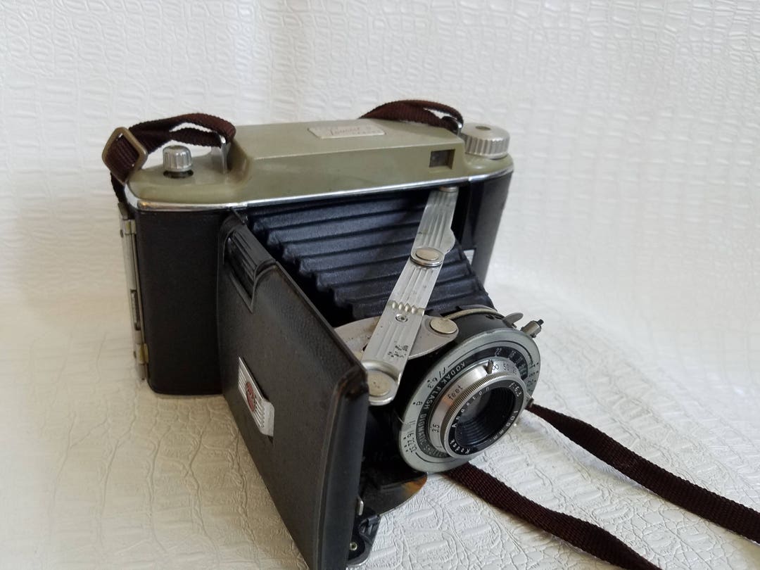 1950s Kodak Tourist II Folding 620 Film Camera Flash Diomatic Shutter ...