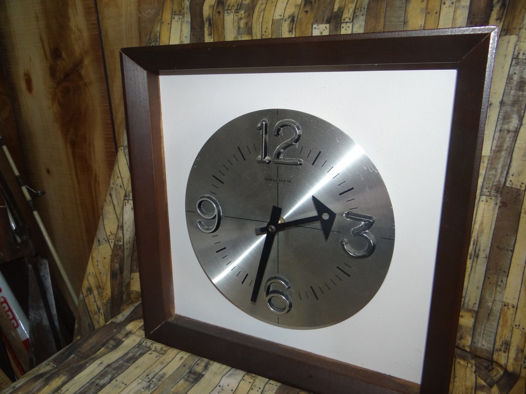 Vintage Waltham Wall Clock in Wood Frame.. Works Great.. Battery ...