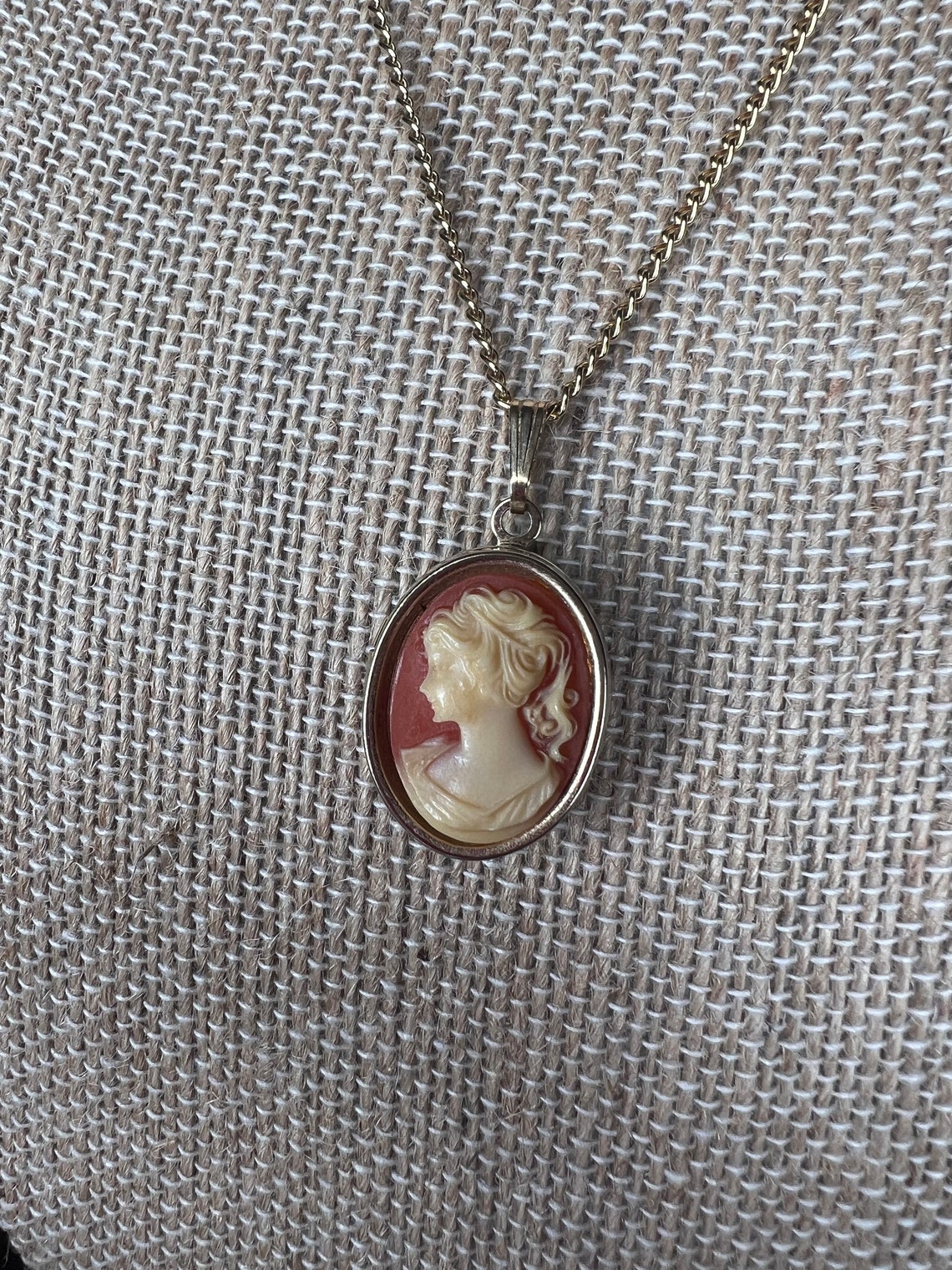Vintage 1970’s Plastic Cameo Locket Victorian Revival Pink, Gold Tone ...