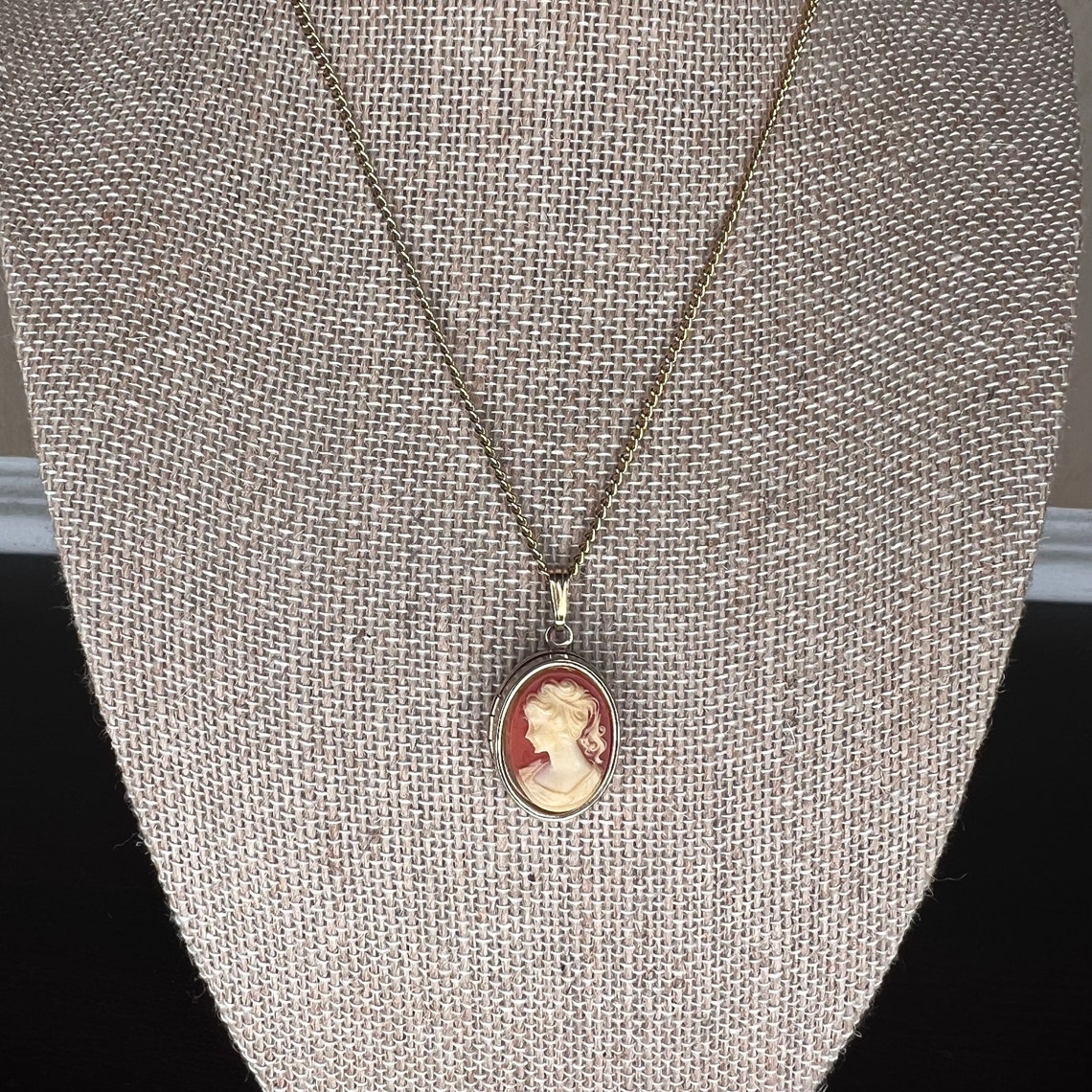 Vintage 1970’s Plastic Cameo Locket Victorian Revival Pink, Gold Tone ...