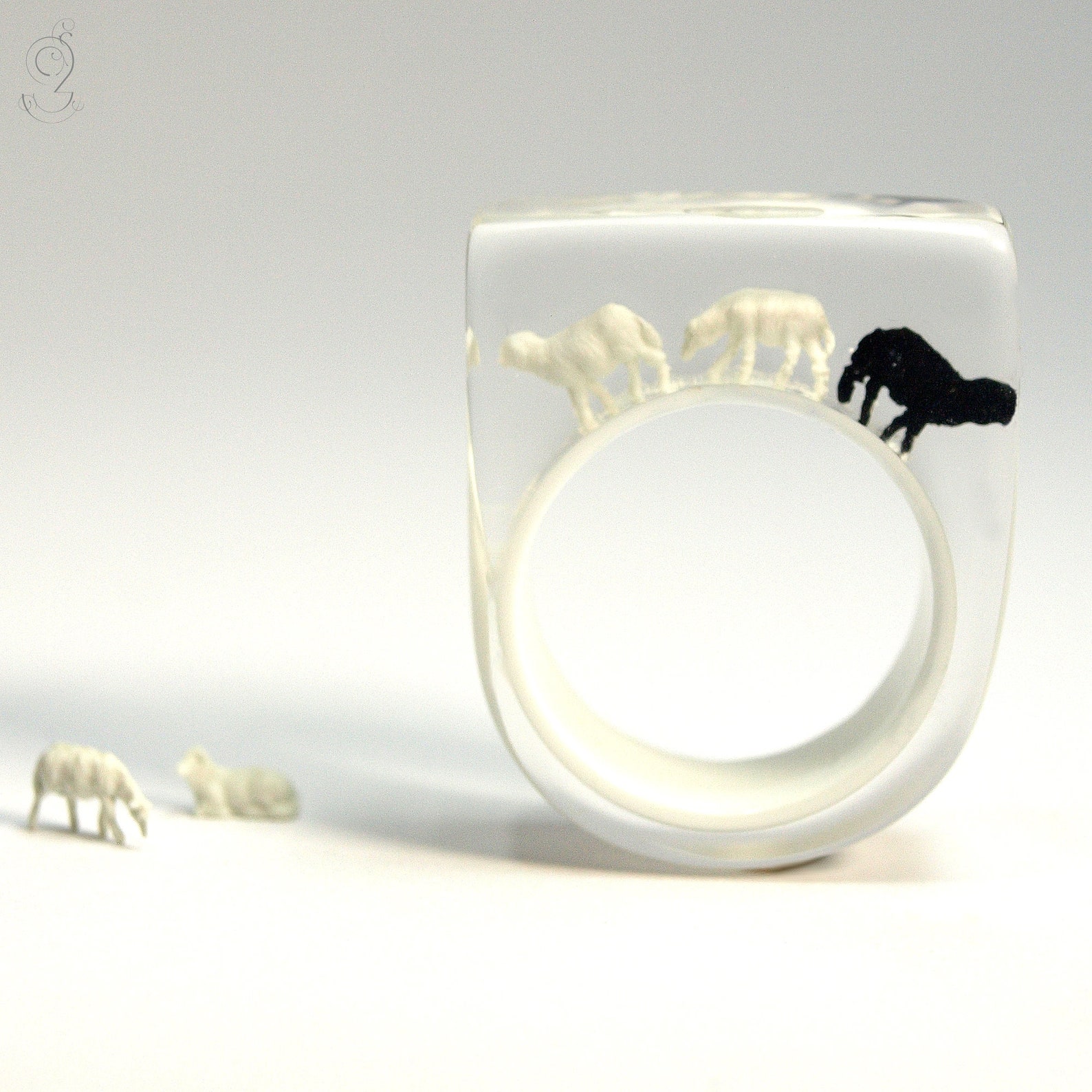 Sheep Ring – Black Sheep – With a Black and Two White Mini-sheeps on a ...