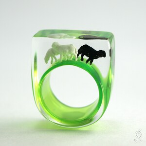 Sheep Ring – Black Sheep – With a Black and Two White Mini-sheeps on a ...