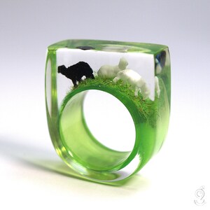 Sheep Ring – Black Sheep – With a Black and Two White Mini-sheeps on a ...
