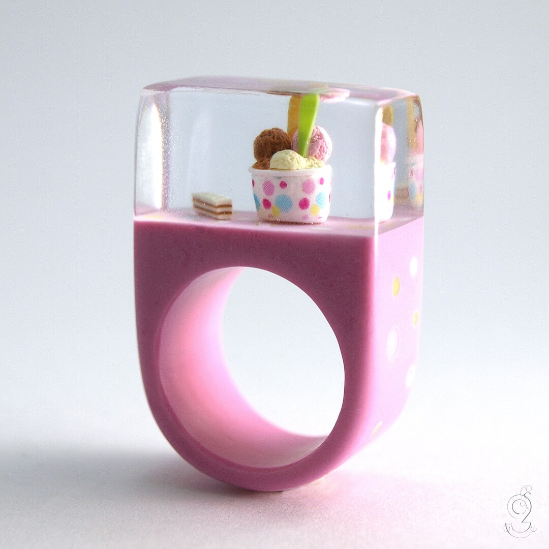 Irresistible Ice Cream Ring "ice Cream Bomb" With a Delicious Ice Cream ...