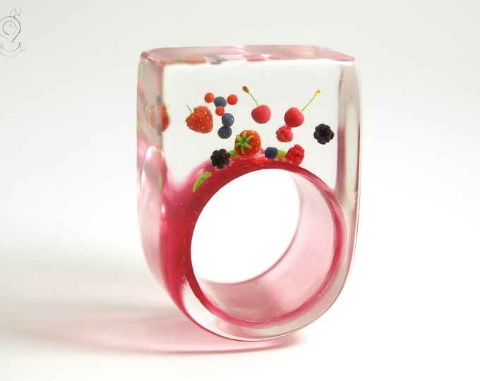 Berry Mix – A Fruity Sweet Cast Resin Ring With Mixed Berries Floating ...