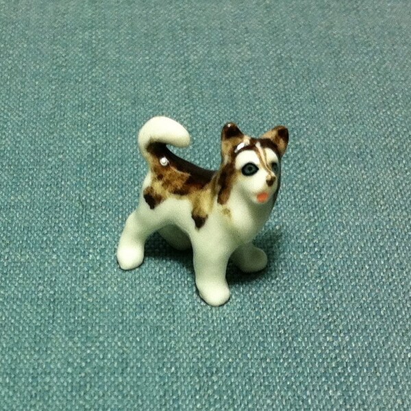 Tiny Husky Figurine - Etsy