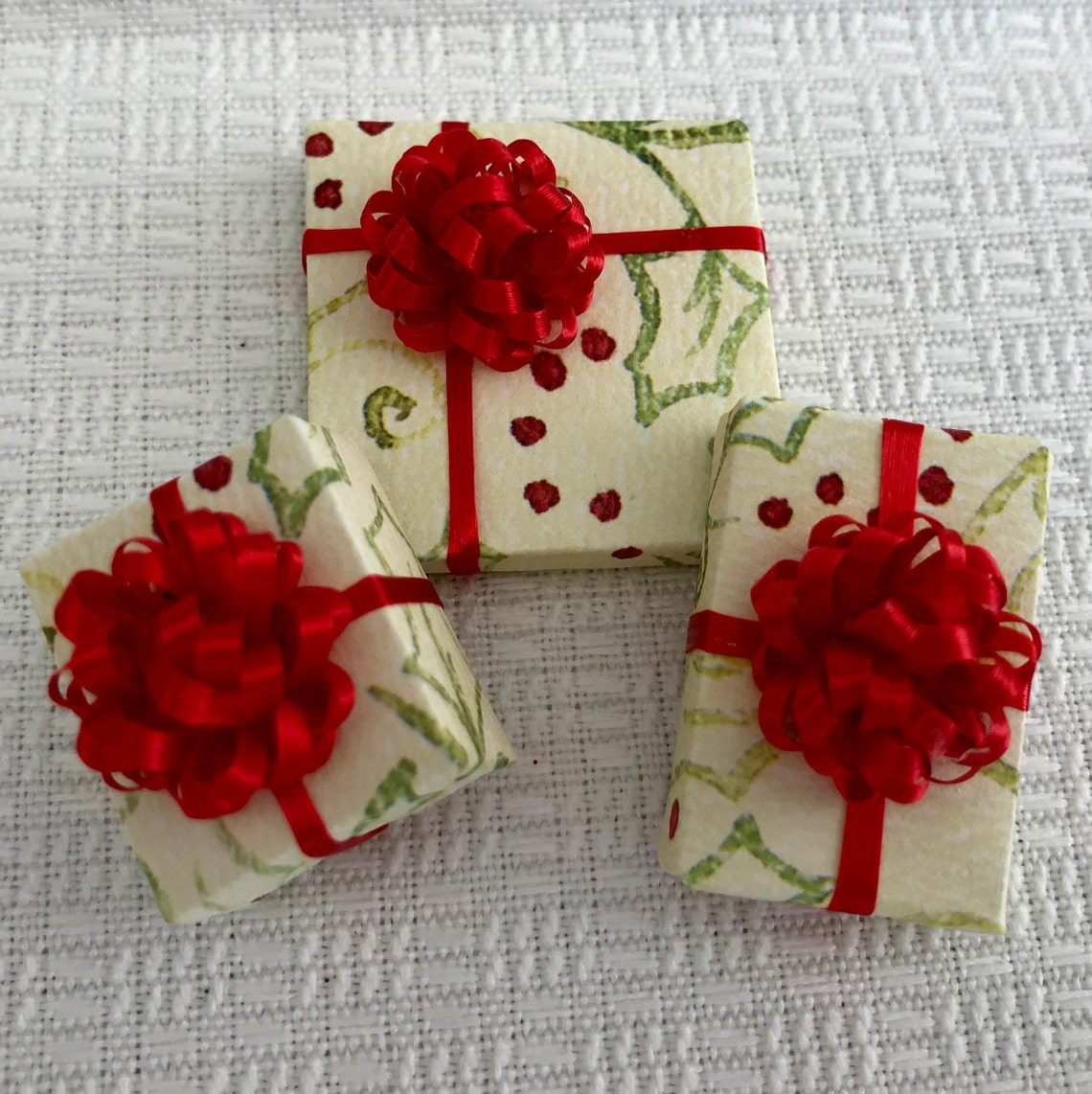 Christmas Holly Packages / Red - Etsy