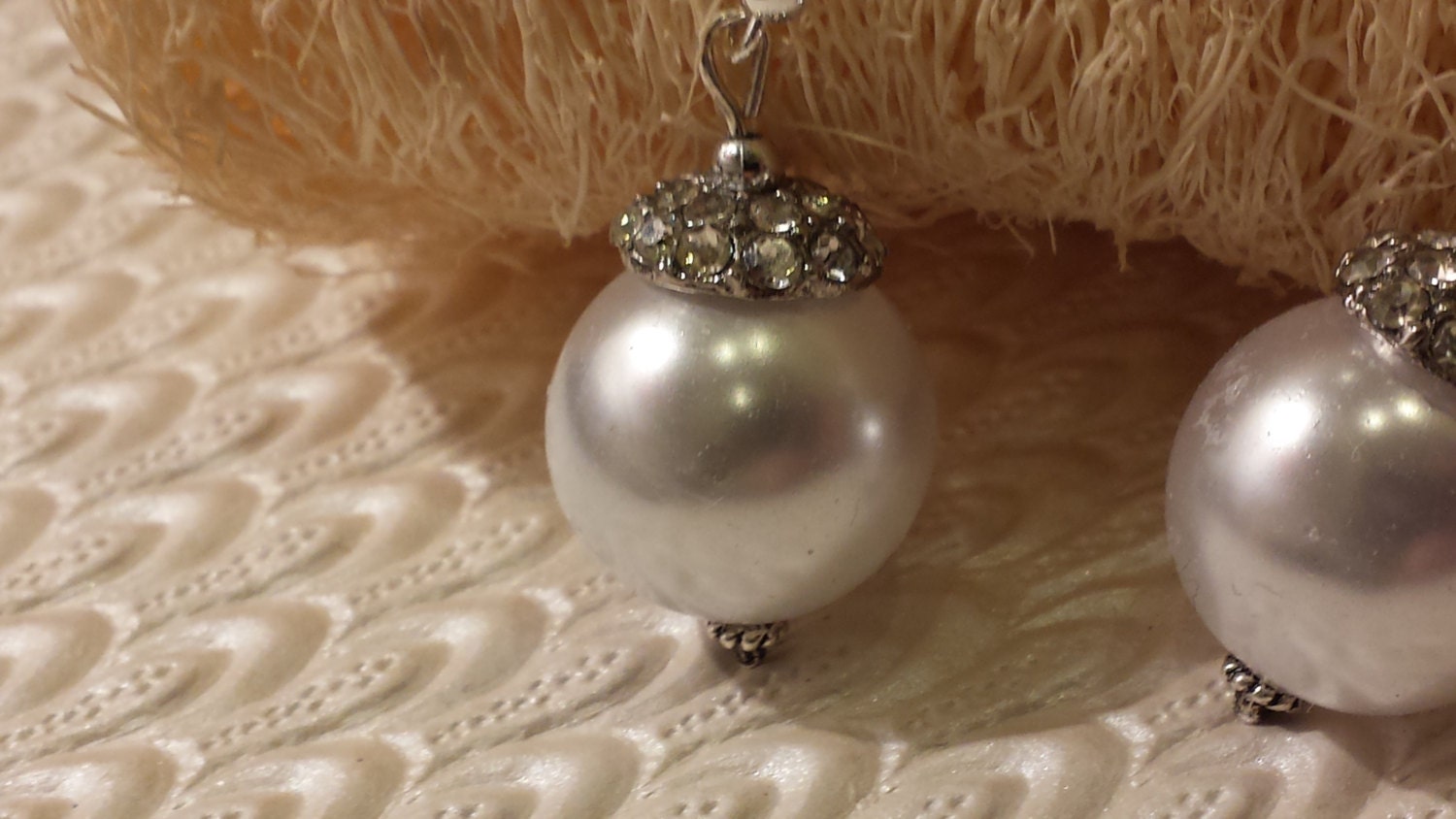 Crowned Rhinestone Bead caps with 16 mm White Pearl Earrings - Etsy.de