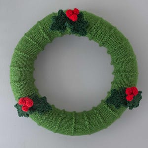 Evergreen Holly Wreath KNITTING PATTERN / Christmas Wreath Knitting ...