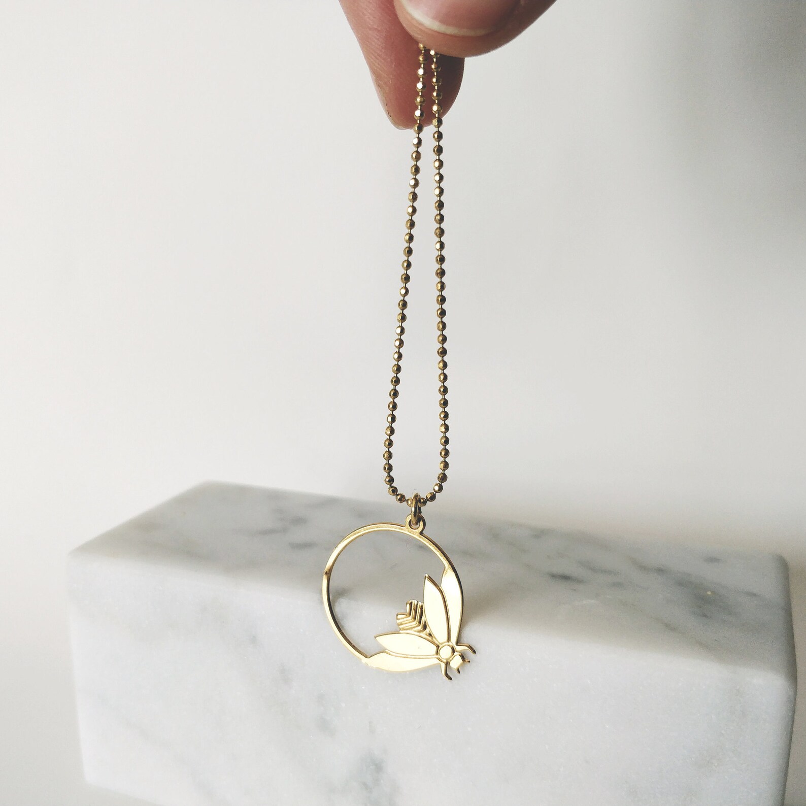 Collier mini OSCAR insecte dorée à l'or fin 24k. Bijoux fait main ...