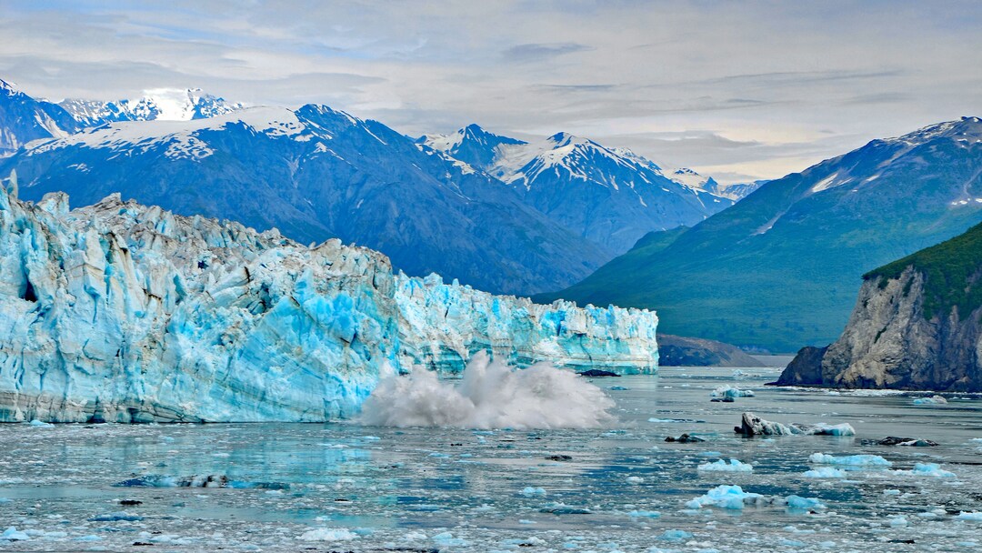 Parto de Alaska del glaciar Hubbard, iceberg estrellándose en el océano ...