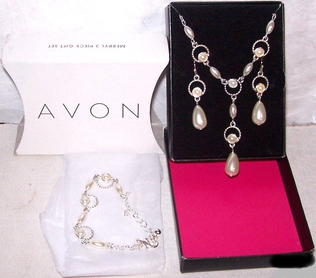 Avon Jewelry Set Faux Pearls Necklace Bracelet Earrings merryl 3 Piece ...