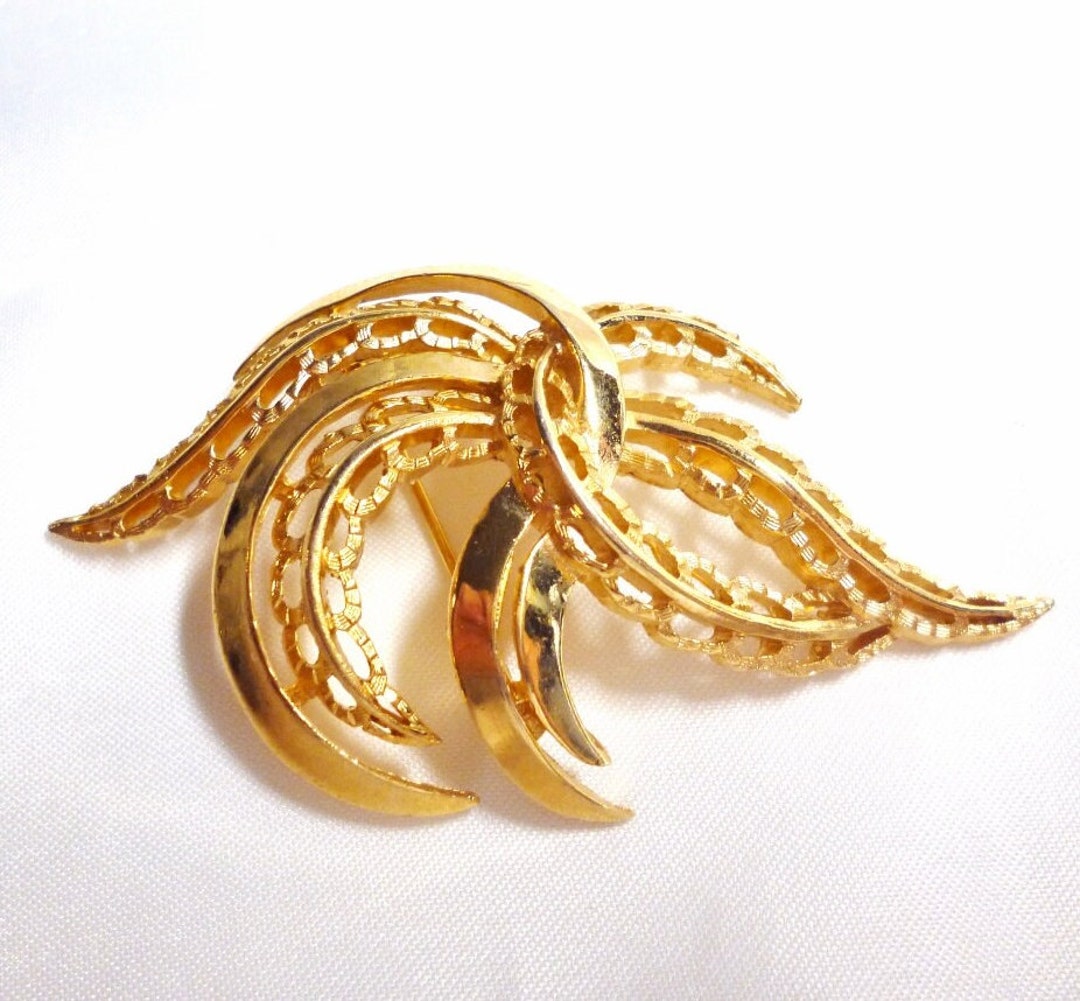 RARE Crown Trifari Leaf Swirl / Wave Brooch Gold Plate Textured Vintage ...