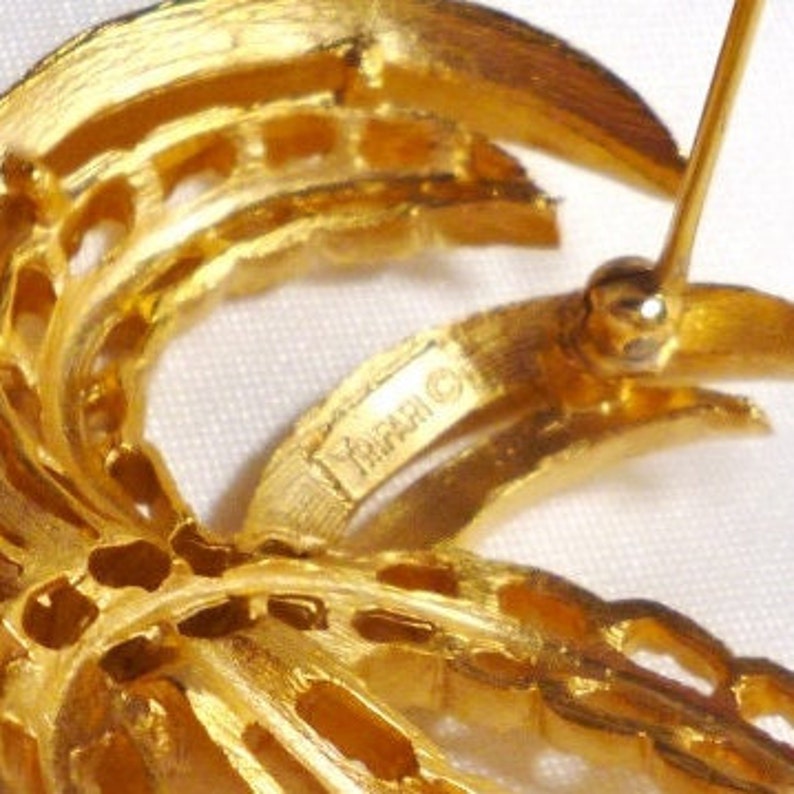RARE Crown Trifari Leaf Swirl / Wave Brooch Gold Plate Textured Vintage ...
