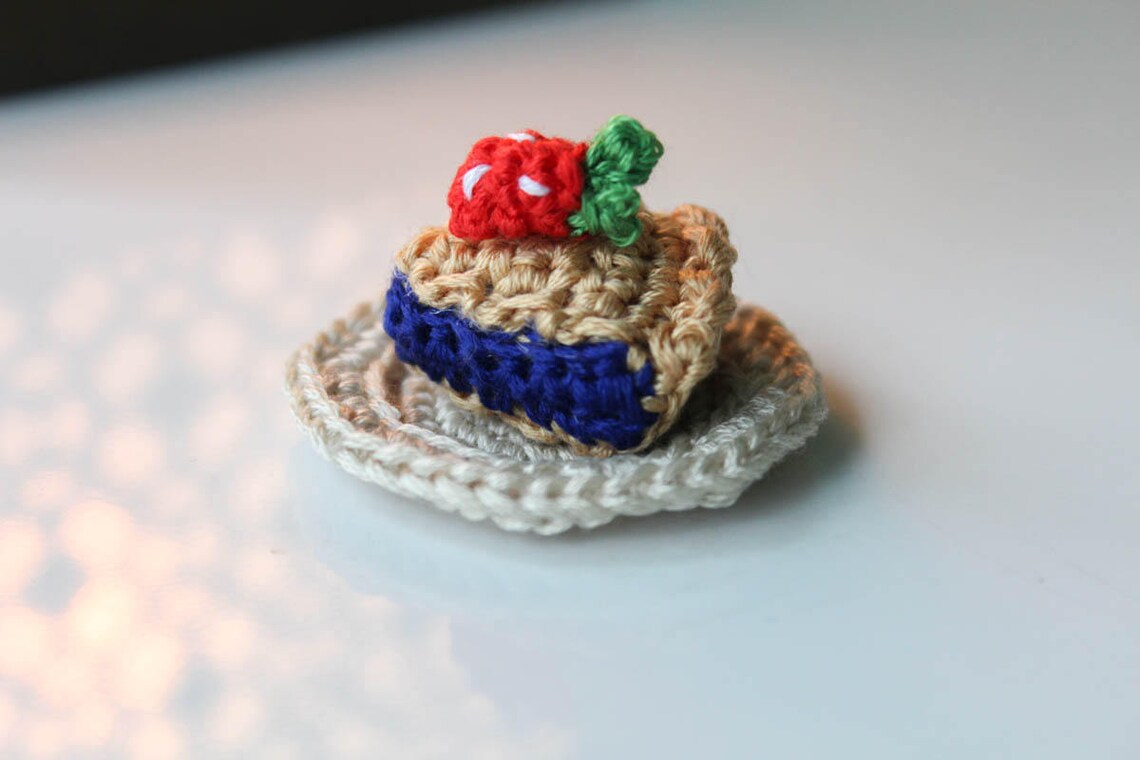 Amigurumi Crochet Pattern - Crochet Pie Slice With Strawberry and Plate ...