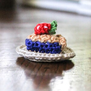 Amigurumi Crochet Pattern - Crochet Pie Slice With Strawberry and Plate ...