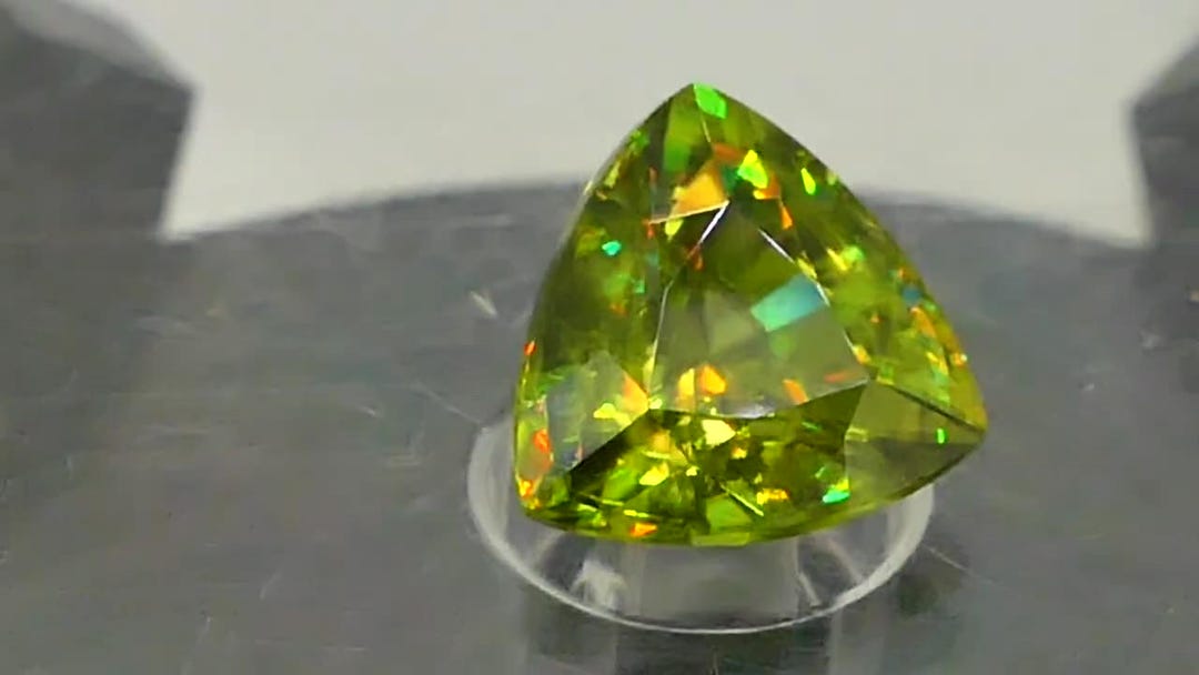 4.53 Cts – Incredible Green Sphene! Will Fit in a 10 Mm Mount With 2 ...