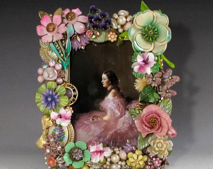 Floral Picture Frame of Pastel Color Vintage Jewelry - Etsy