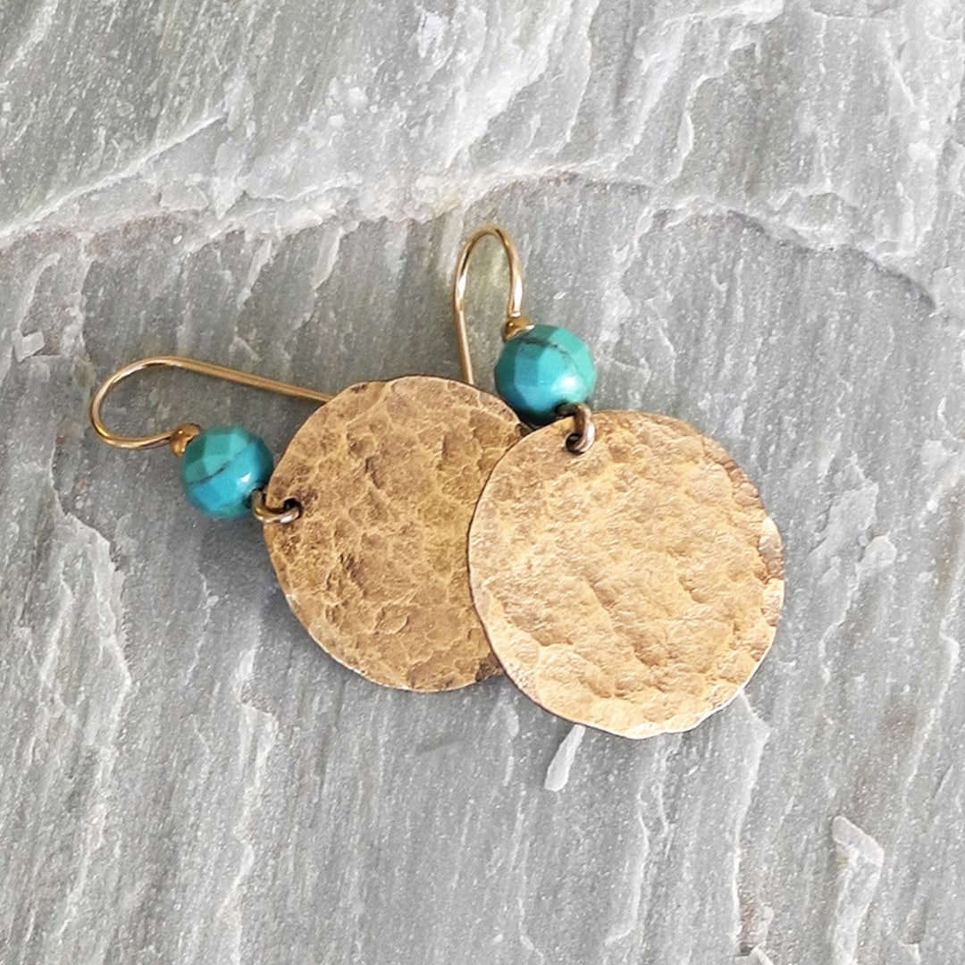 Gehämmerte Gold Ohrringe mit facettierten Türkis Strukturierte ...