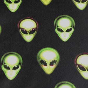 Fabric by the Half Yard - Alien Heads, Aliens in Space, Outer Space ...