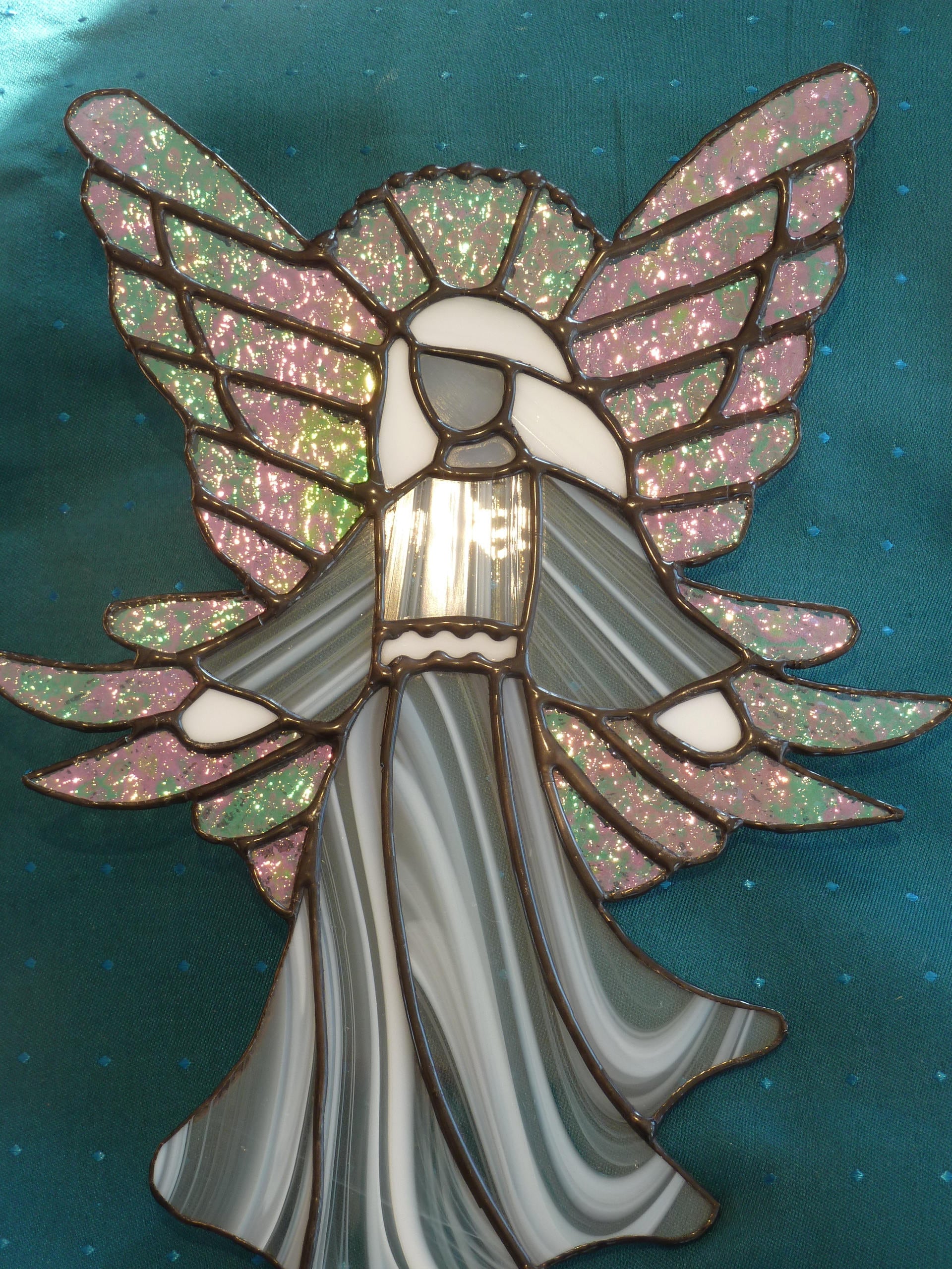 Un ange fait de vitrail. Tout le monde a besoin d'un ange gardien ...