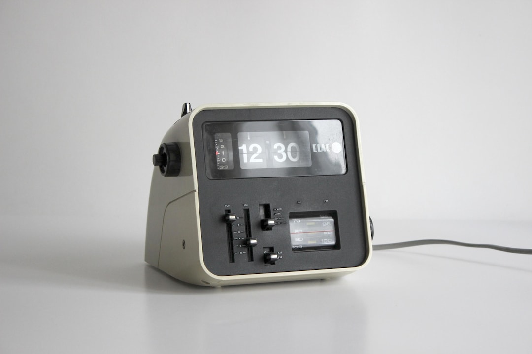 ELAC RD 100, Flip Alarm Clock Radio, With Folding Numbers. White Colour ...