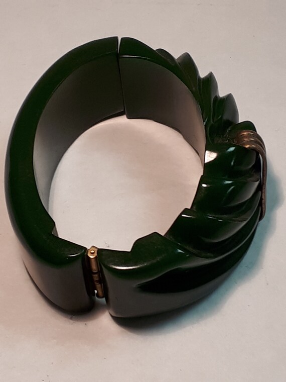 GREEN BAKELITE CLAMPER, forties, deeply carved, authe… - Gem