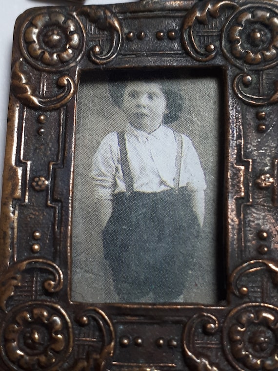 MINI Antique vintage photo frame brooch, brass with b… - Gem