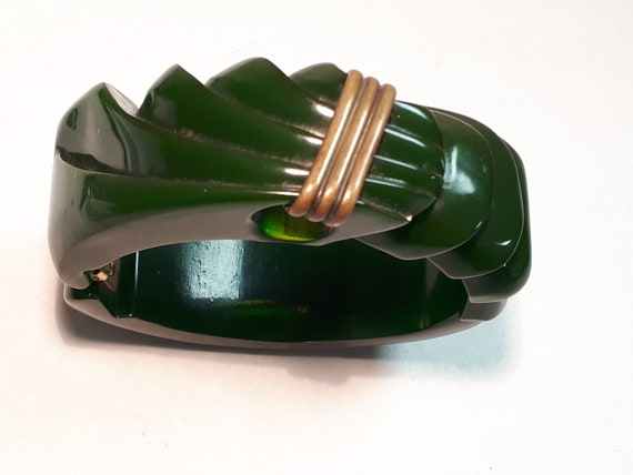 GREEN BAKELITE CLAMPER, forties, deeply carved, authe… - Gem