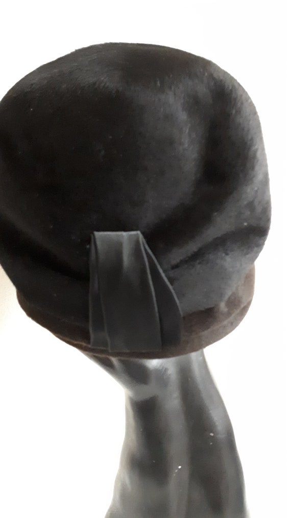 ELSA SCHIAPARELLI cloche style vintage hat, black & b… - Gem