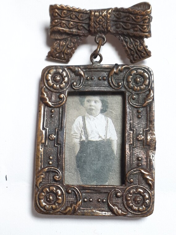 MINI Antique vintage photo frame brooch, brass with b… - Gem