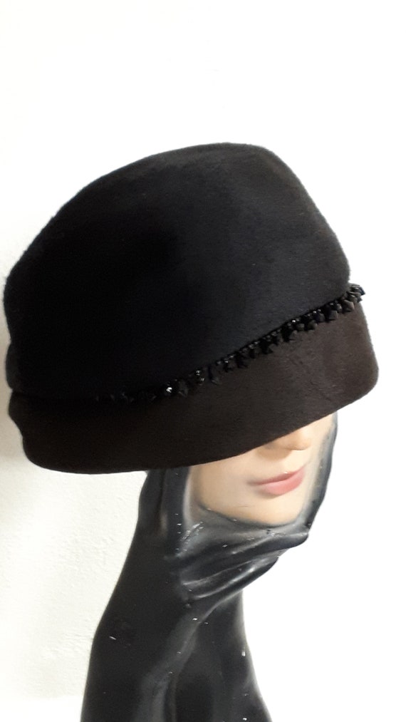 ELSA SCHIAPARELLI cloche style vintage hat, black & b… - Gem