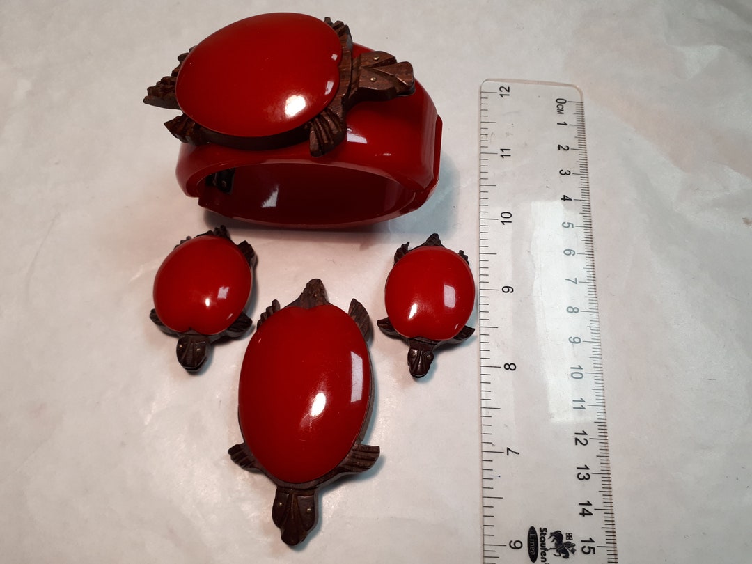 RED Bakelite and ROSEWOOD With TURTLES Vintage Clamper, Brooch & Dress ...