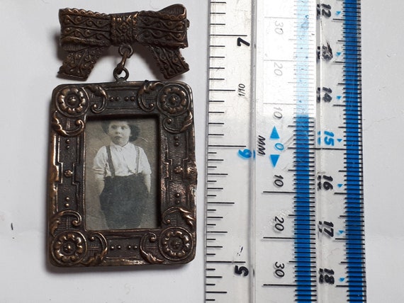MINI Antique vintage photo frame brooch, brass with b… - Gem