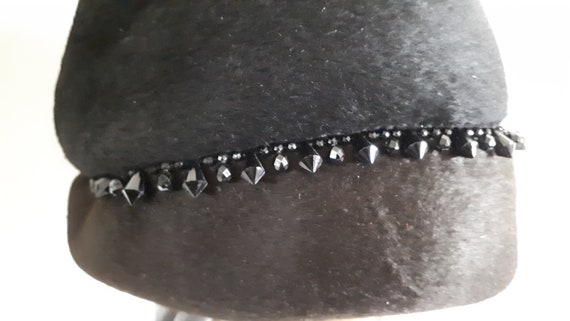 ELSA SCHIAPARELLI cloche style vintage hat, black & b… - Gem