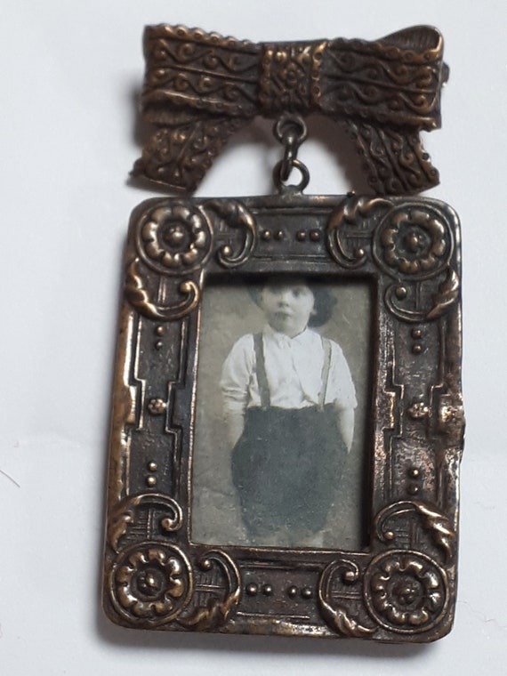 MINI Antique vintage photo frame brooch, brass with b… - Gem